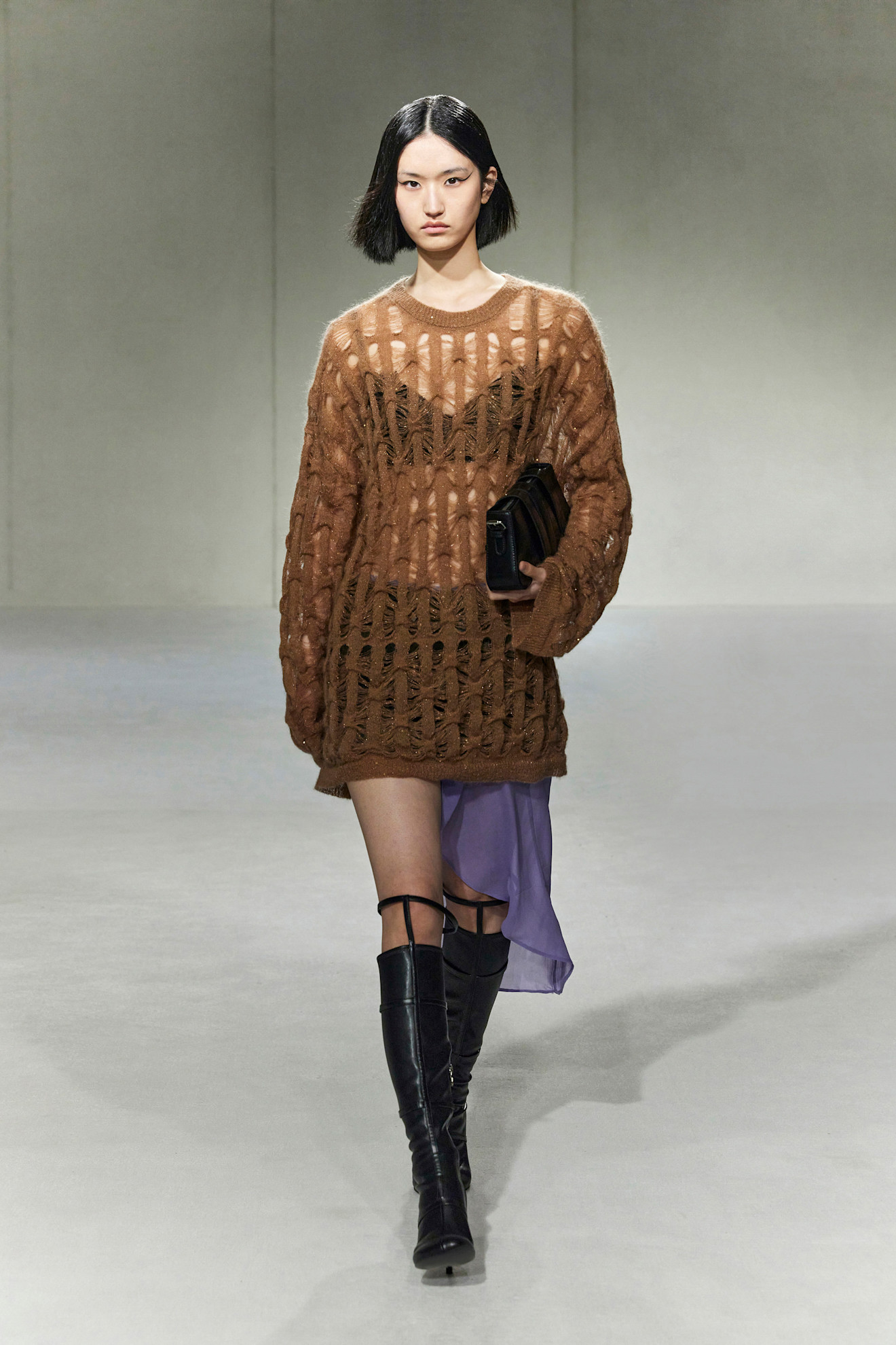 اتجاهات الملابس المحبوكة لشتاء 2025 من الكلاسيكية إلى الجرأة بخطوة واحدة - مجلة هي